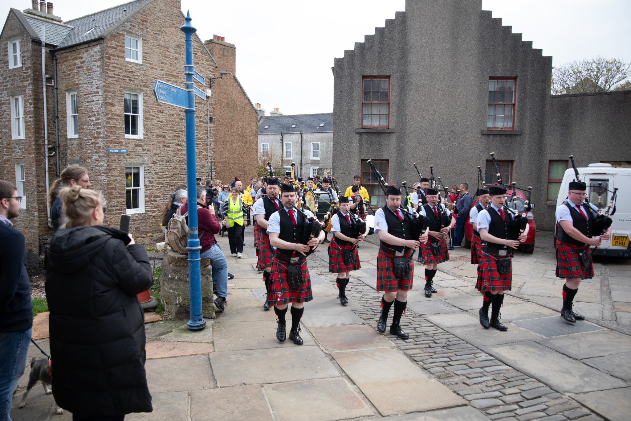 Hands across the sea | Orkney.com